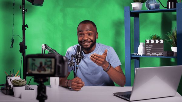 7 Tips on How to Use Green Screen on Live Stream